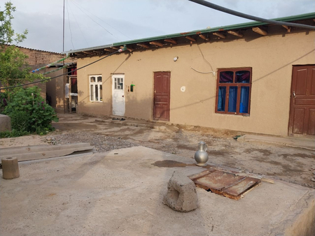 Uy sotiladi, 6 sutix 3 honali, hovlida basiyn ham mavjud.