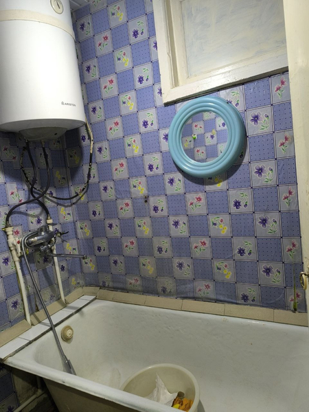 Продам 2ком не дорого 2этаж 2этажки в деревянном доме спутник8