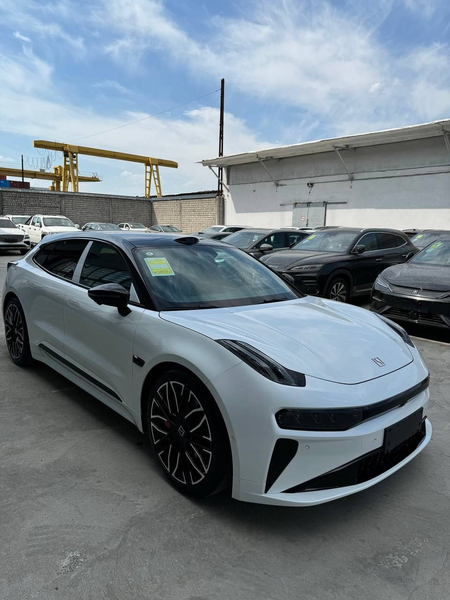 Zeekr 001 Z sport белый