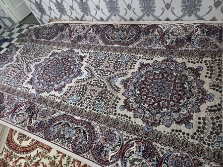 Yangi holatdagi Gilam sotiladi