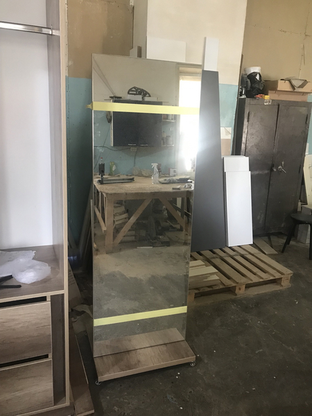 Продаётся НОВОЕ зеркало на колесиках