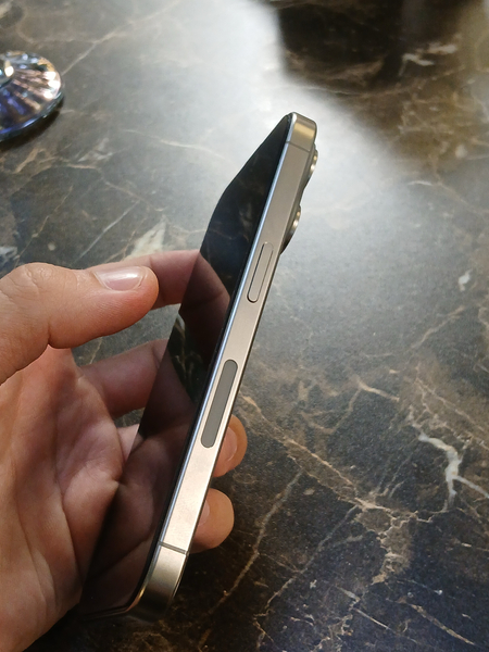 IPhone 15 pro holati zor aybi umman yo 10/10 baho battry 100% garantya