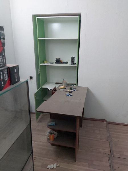 Patstavka va telefon qoyish uchun mebel jihozlari.