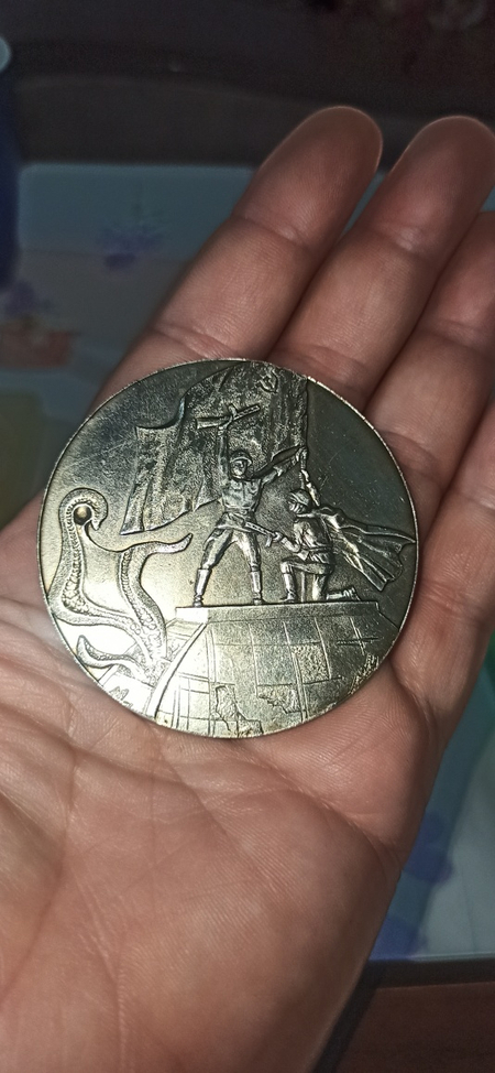 Продам медали настольные и медаль шухрат