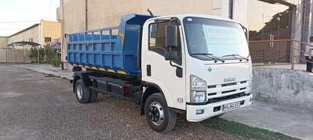 Isuzu samosval NPR82L
