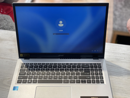 Notebook acer yangi ikki oy bugan olganimga bonusga kovrikblan mishka