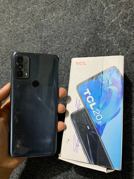 Tcl 20b sotiladi