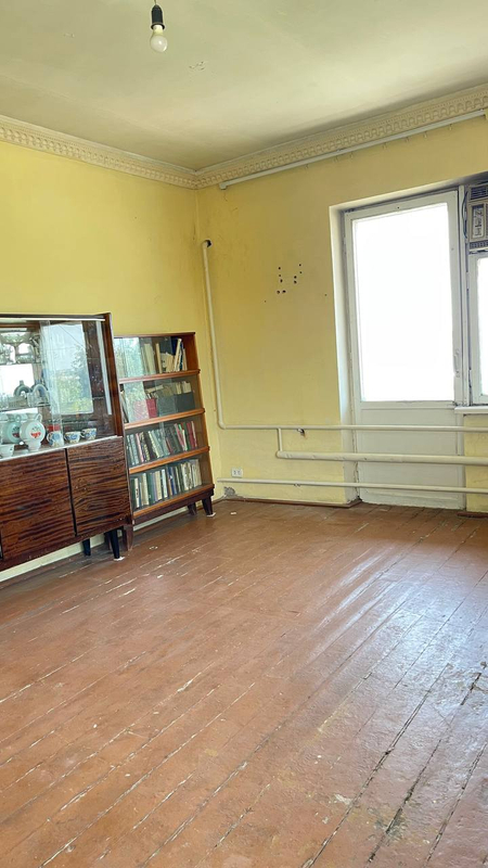Продается квартира в центре Янгиюля.