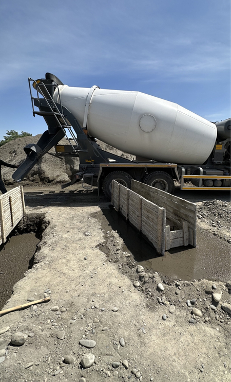 Beton qorishmasini yetkazib berish xizmatlari va shlakoblok