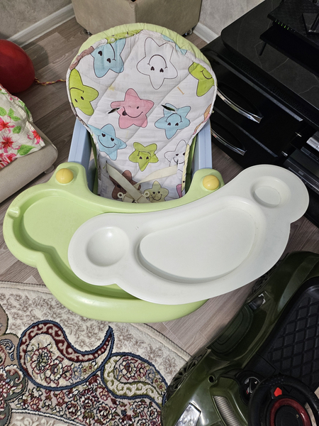 Продаётся Mamalove детский стол и стул + подарок