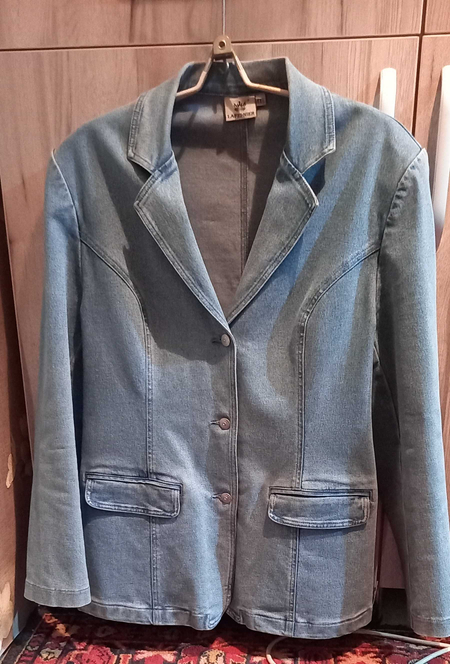 Продам женский джинсовый пиджак 54 размера