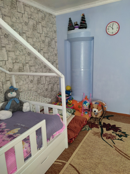 Кровать подростковаяв виде домика с новым матрасом