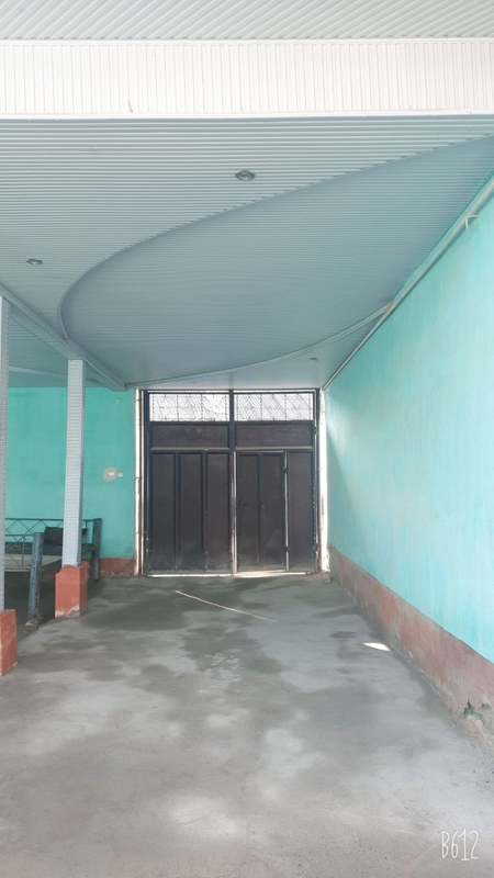 Hovli uy sotiladi