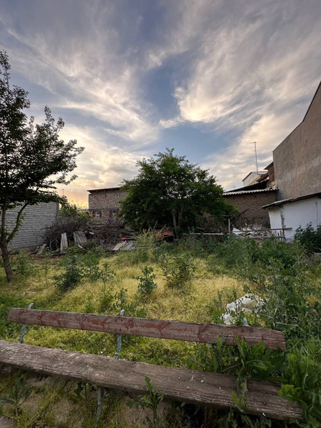 Срочно продаётся участок в Самом Центре Кибрая. 4.5 сотки.