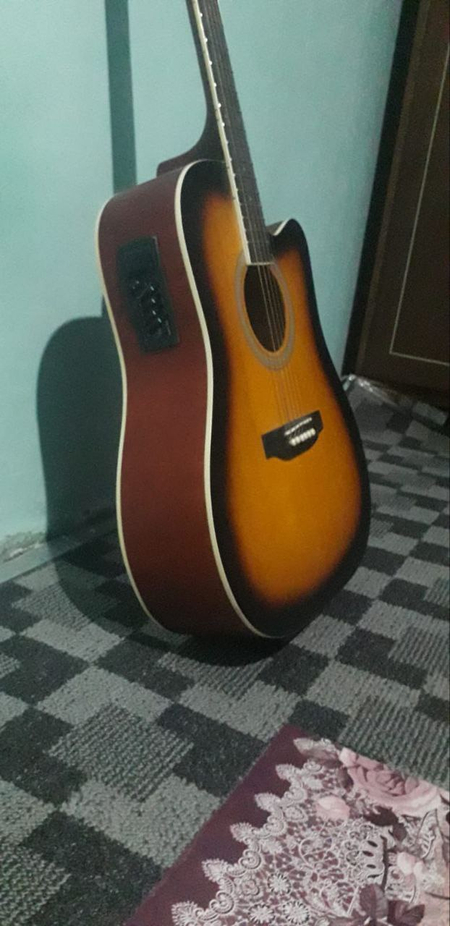Gitara sotiladi holati alo ekvalayzer chexoli bor narxini kelishamiz