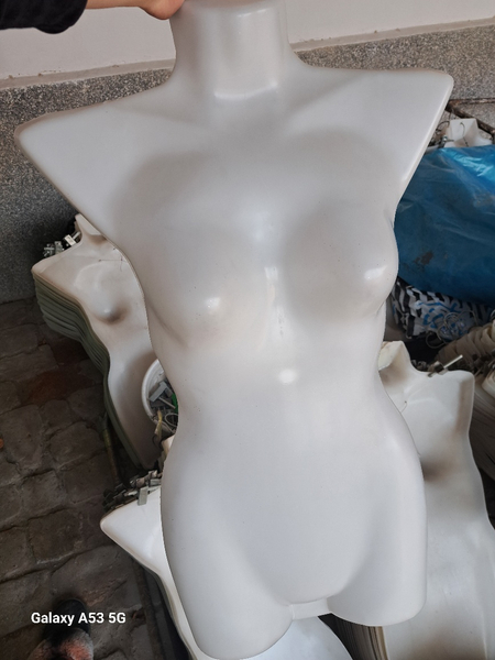 Maniken. Kiyim va material uchun