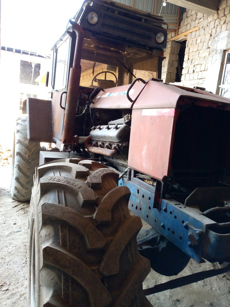 Traktor sotiladi.