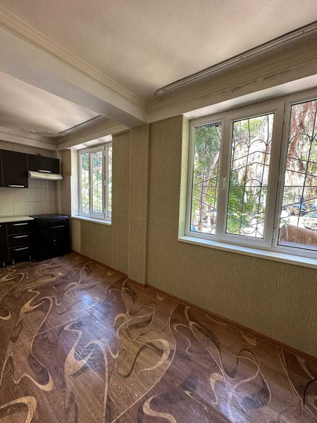 продаётся 3 ком  улица Шато Руставели. 1 этаж 75000$