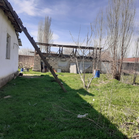Uy sotiladi 14 sotox 4 xona + oshxona molxonasi bor Gaz svet suv bor