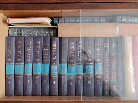продаем книжную библиотеку.