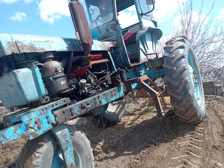 Traktor sotiladi 28