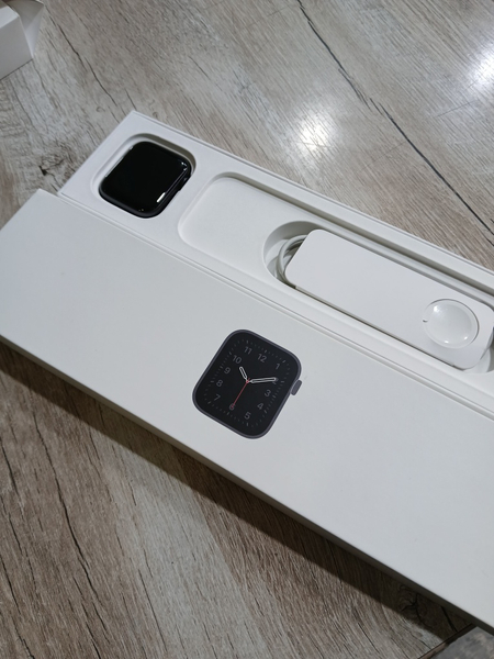 Продам iWatch SE 44mm