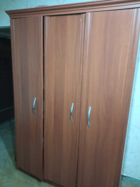 Продаю люстры и шкаф
