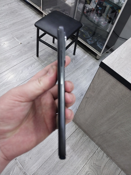 Redmi note 12 pro xolati zur qirilgan joylariyam yu  xotira 8+4ga 256