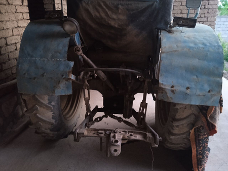 Traktor va prisebi bilan birga sotiladi