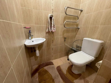 Продается квартира .3/5/5  на Мирзо Улугбекском районе (J3044)