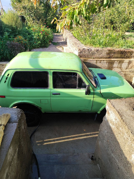 Niva 1981 yil. 1300$ kelishiladi