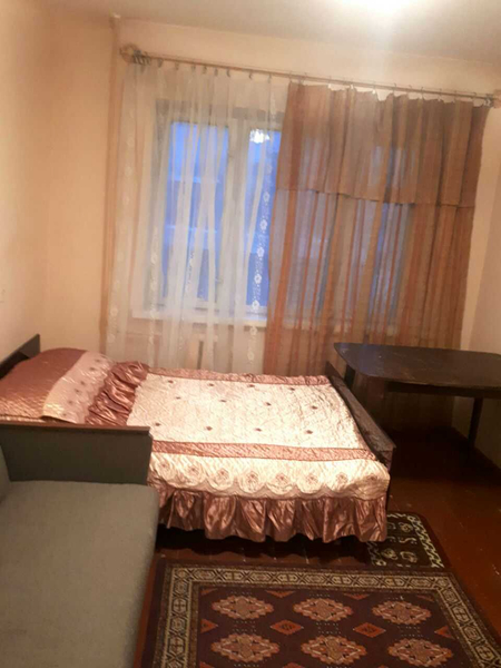 недорого продаю  3/3/4, центр,кирпич,мебель- Мирабад район