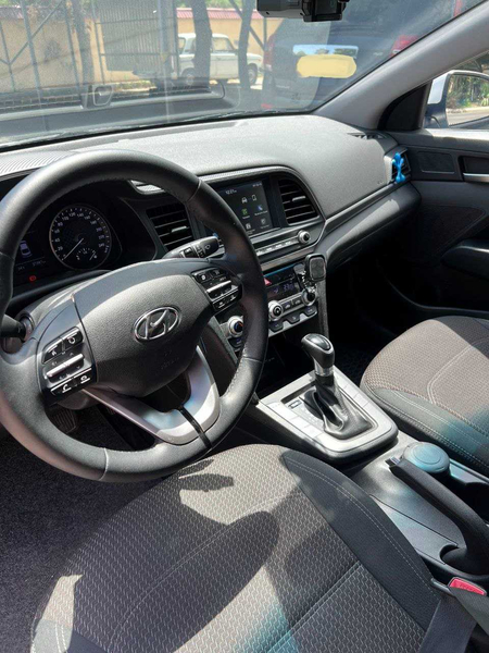 HYUNDAI ELANTRA 2020 г.в. белого цвета объем 1,6