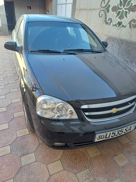 Lacetti 1.8 sotiladi