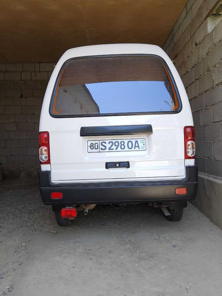Moshina yangi salondan olingan yurgani xalol