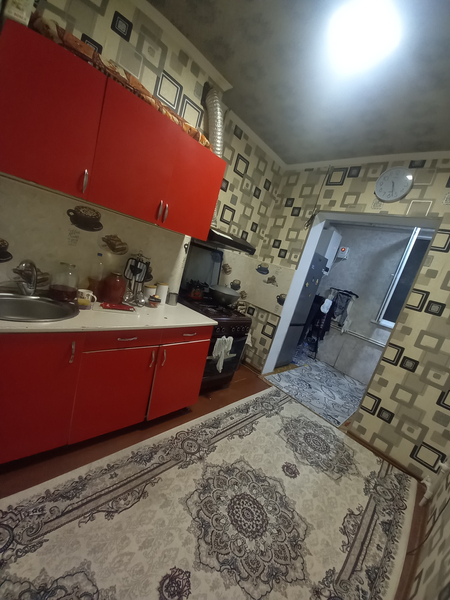 продаётся 2х ком кв в чирчике с мебелю 1 этаж пабеда около 26 школы