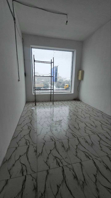 Nurafshon shahar markazi.  3 kavatli tayyor biznes markaz sotaman.