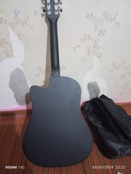Gitara akustik sotiladi srochno