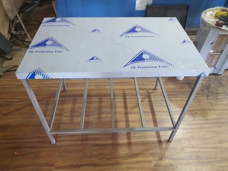 Stol 110x70 85 oyoqlari chorni metal