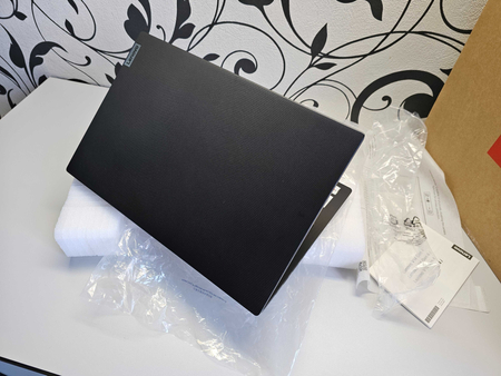 ПРОДАМ Lenovo V15-G4 2024 Ноутбук AMD Silver 7120U/8GB/256SSD/15.6