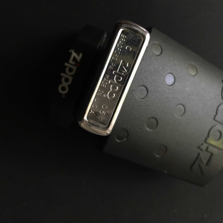 Две оригинальные зажигалки Zippo