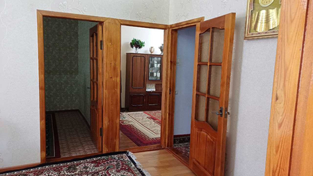Продаётся 4-х комнатная в Шарке 1 (рядом с базаром)