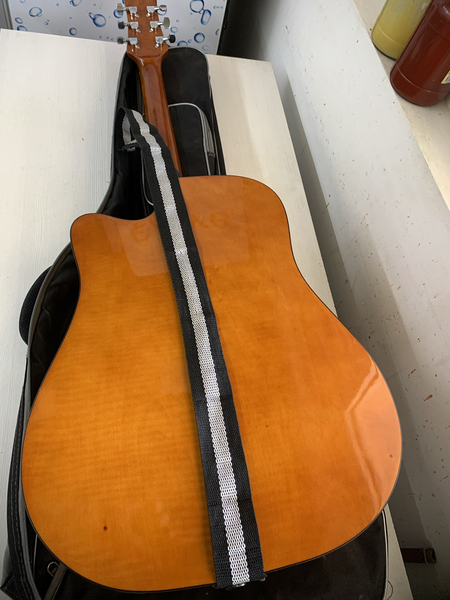 Gitara sotiladi Akustik
