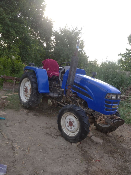 Traktor sotiladi narxi 100milion chizil qõshib beriladi