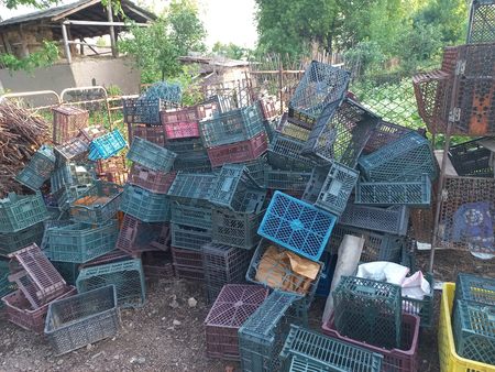 Plastmassa yashiklar sotiladi kelishilgan narxlarda mevalar uchun