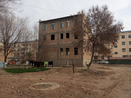1 etaj bilan 2 etaj  pustoy 3 etaj uy bulgan manzil qarshi shahar.