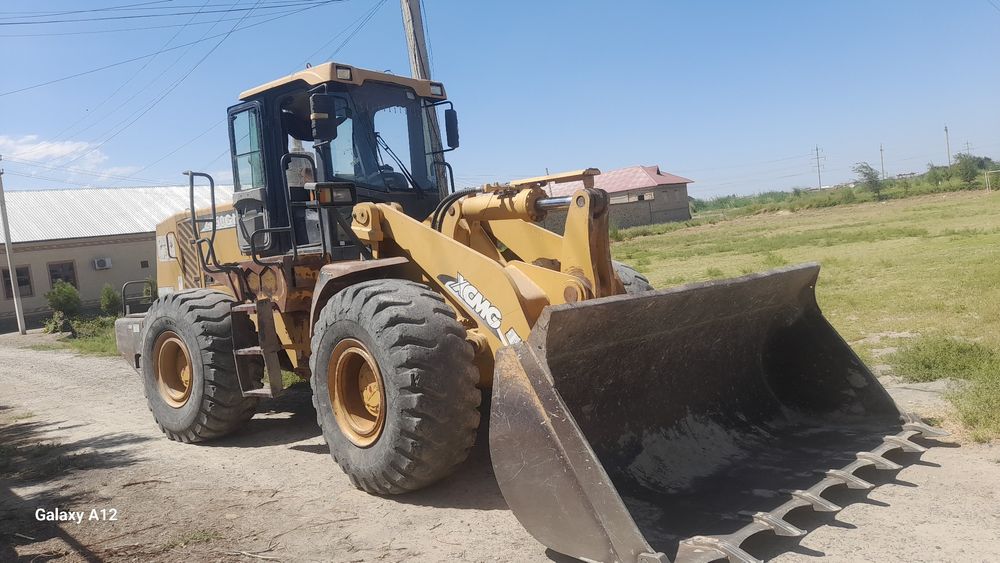 Пагрусчик 2014й 28000$ 3.3 куб сотилади