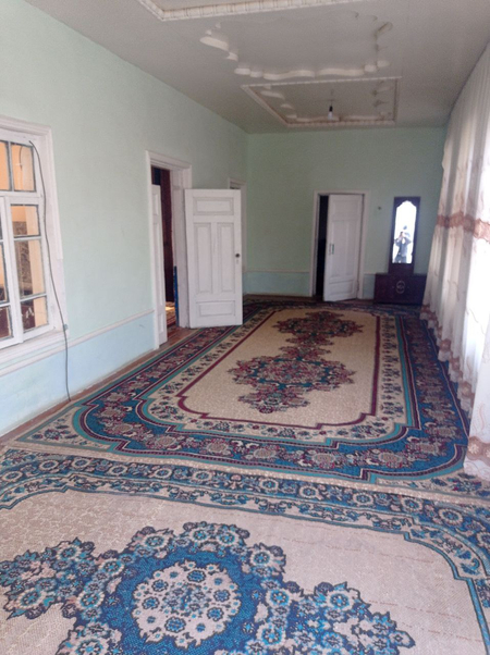 Uy sotiladi yashasa boʻladi suv bor gaz bor hammasi bor telefon qiling