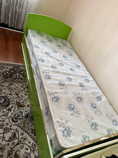 Продаёт спальный гарнитур детский
