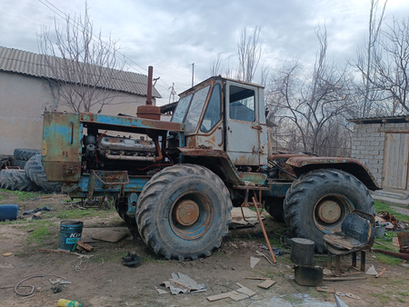 Traktor 150  sotiladi maz matori matori qilingan